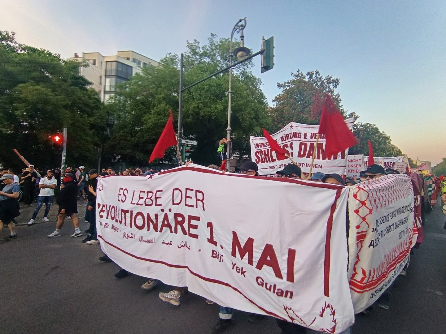 22.000 Menschen bei 1.-Mai-Demo in Berlin: Innensenatorin Spranger ...