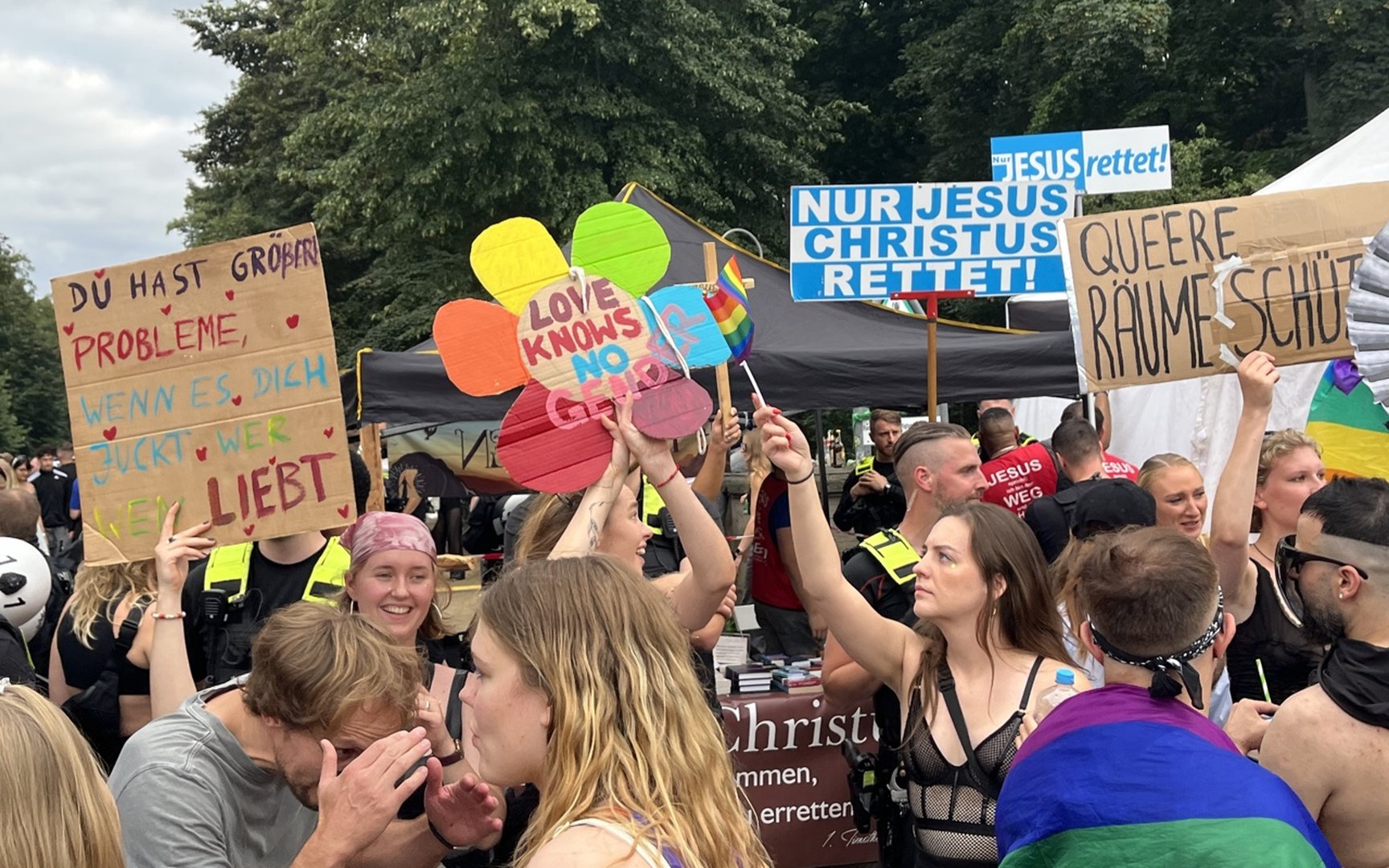 CSD Berlin 2025 im Newsblog: Mehrere Hunderttausend fordern und feiern ...
